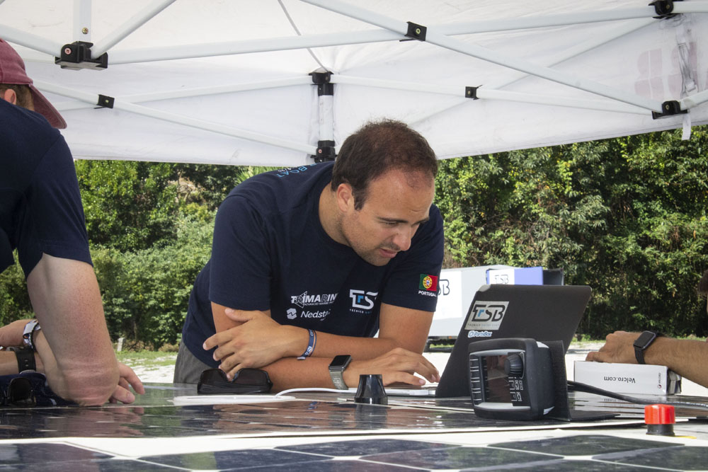 Técnico Solar Boat Leads Field on Electronically Controlled Hydrofoils ...